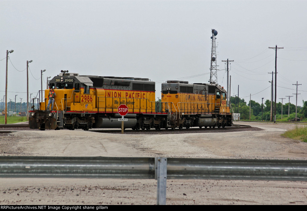 UP 2986 and Up 9899 work the yard.